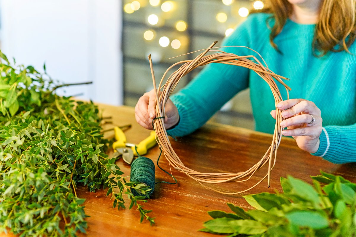 Maak een kerstkrans uit eigen tuin in 6 eenvoudige stappen
